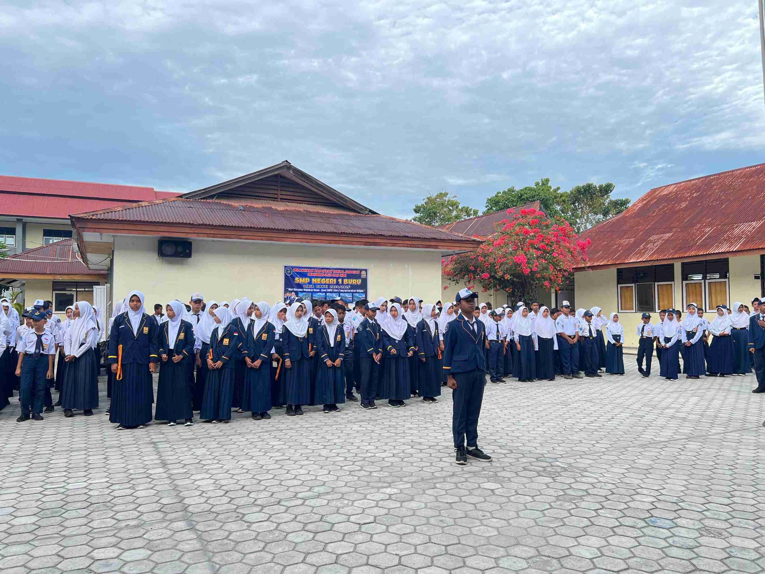 SMP Negeri 1 Buru — Pelantikan Pengurus OSIS dan MPK SMP Negeri 1 Buru ...
